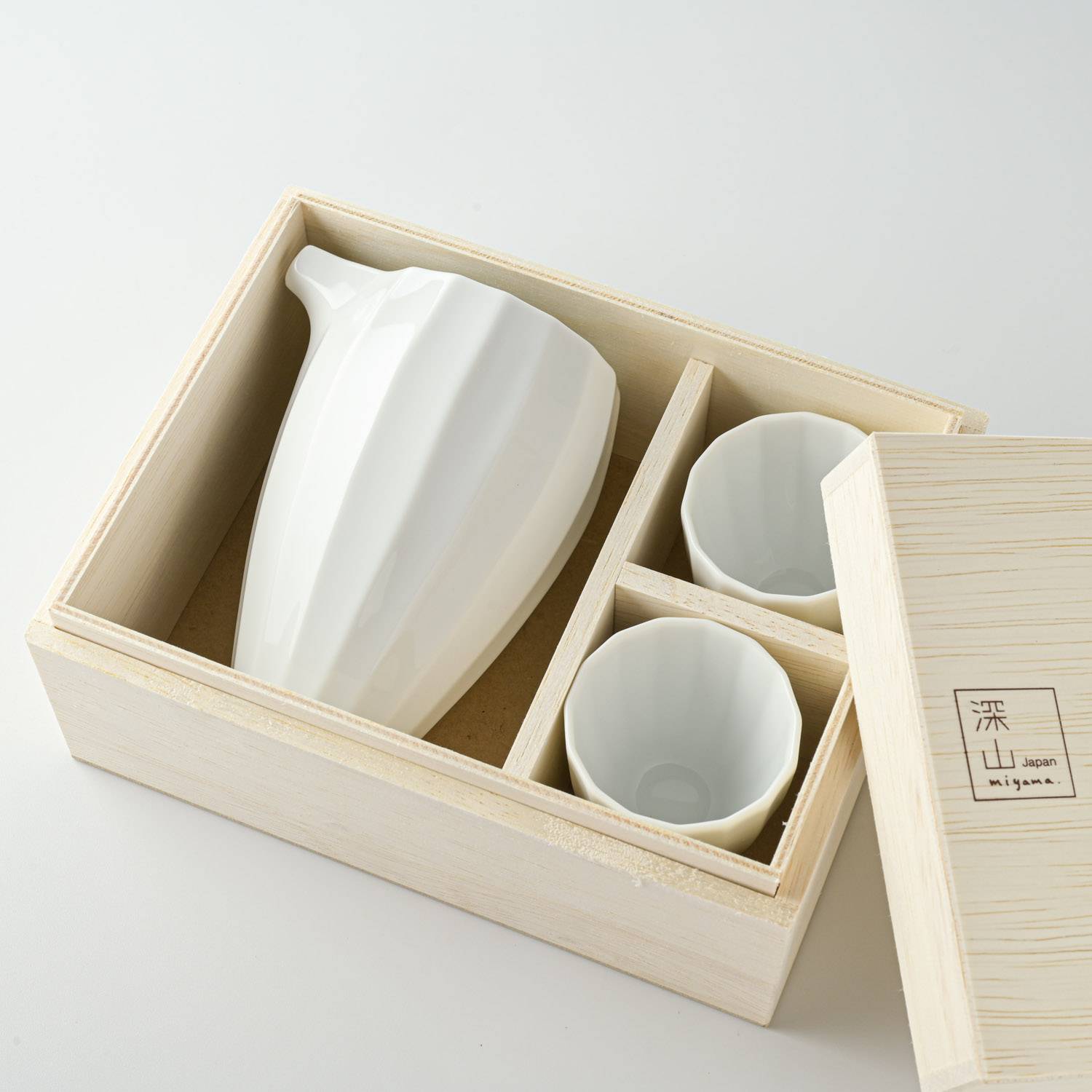 Ridged White sake jug & 2 cups wooden boxed sake set – Made In Japan UK